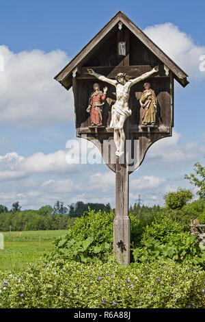 A typical wooden wayside cross on the Seiser Alm (Alpe di Siusi), the ...
