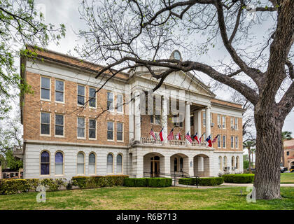 The Uvalde County Courthouse in Uvalde, Texas, was built in 1928 in ...