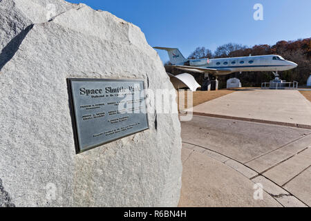 Memorial to the crew of the Space Shuttle Challenger, Arlington ...