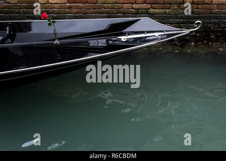 Venice, Portugal - 9 December 2017: Old alley in Venice Stock Photo - Alamy