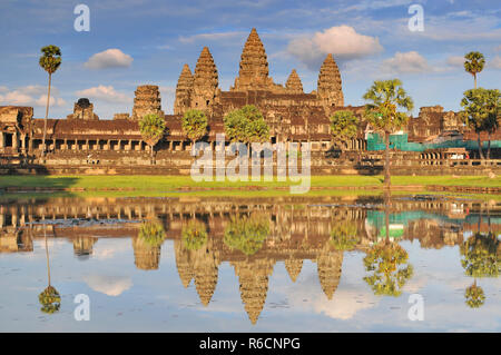 Angkor Wat and Reflecting Pool Stock Photo - Alamy