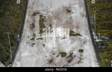 Titisee Neustadt, Germany. 05th Dec, 2018. A tarpaulin covers the inrun ...