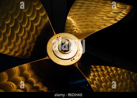 Ship propeller blade closeup Stock Photo - Alamy