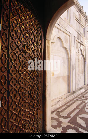 Carved Door at Taj Mahal, Agra, Utter Pradesh, India Stock Photo - Alamy