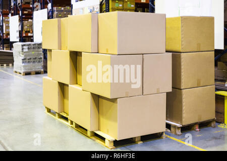 Stack of cartons on wooden pallets. Isometric graphics isolated on ...