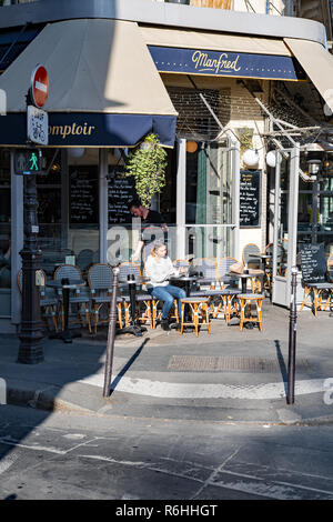 A traditional bistro in Paris Stock Photo - Alamy