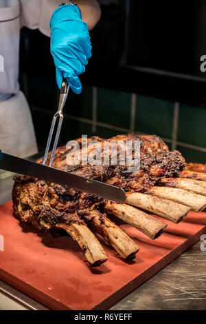Chef Carving prime rib of roast Wagyu beef Stock Photo - Alamy