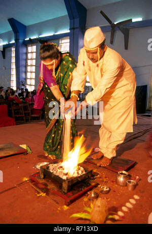 Maharashtrian marriage ceremony, maharashtrian bride and bridegroom ...