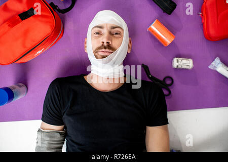 First aid, bandaged head Stock Photo - Alamy