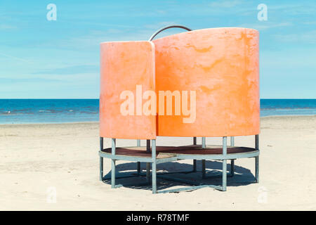 Dressing cabin on the beach. Beach-style changing room Stock Photo - Alamy