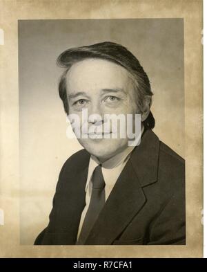 BILL MCINTYRE LOOKING INTO THE CAMREA Stock Photo - Alamy