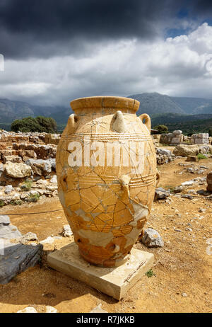 Cracked vase. Broken damaged pottery, ceramics Stock Photo - Alamy