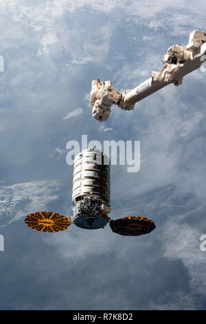 The Cygnus cargo spacecraft slowly approaches the ISS before it's ...