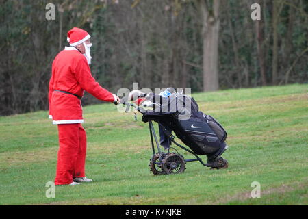 Earlswood Common, Surrey, UK. 10th Dec 2018. Father Christmas relaxes ...