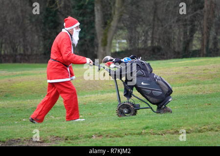 Earlswood Common, Surrey, UK. 10th Dec 2018. Father Christmas relaxes ...