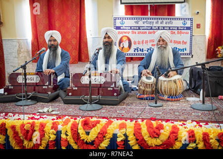Sikh men in turbans play music on tabla & harmonium at the Sikh ...