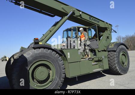 U.S. Army Rough Terrain Container Handler. RTCH Stock Photo - Alamy