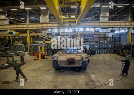Marines hold ropes to steady an M1A1 Abrams tank’s 120mm turret before ...