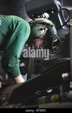 US Navy Sailor cleans rotor blades of SH-60 Seahawk Stock Photo - Alamy