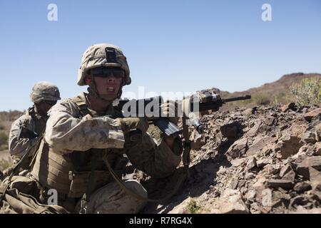 U.S. Marine firing the M27 Infantry Automatic Rifle Stock Photo - Alamy