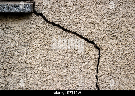 Crack in a wall construction defects symbol Stock Photo - Alamy