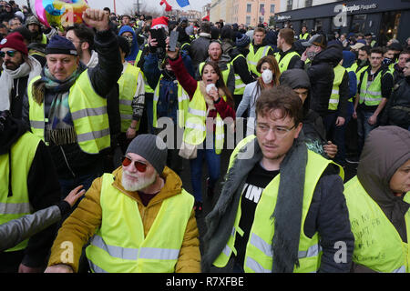 "Yellow Jackets" protesters face Riot Police forces, Lyon, France Stock ...