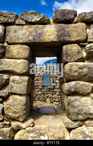 Stone Inca doorway in the ruins of Ollantaytambo, Peru Stock Photo - Alamy