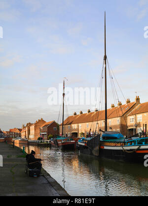 Beverley, Yorkshire, UK. Barges and boats line the bank of the river ...