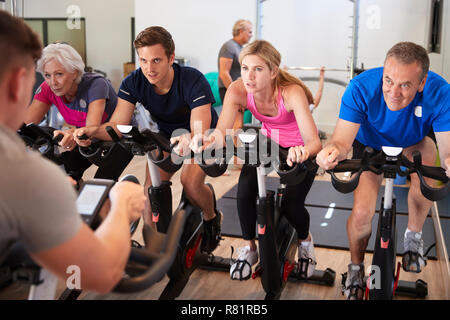 Spinning instructor motivating her class at the gym Stock Photo - Alamy