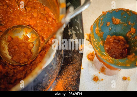 homemade spaghetti sauce make a mess in the kitchen Stock Photo - Alamy