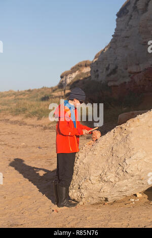 Fossil hunting Hunstanton Norfolk Stock Photo - Alamy