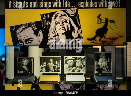 SOMETHING'S GOT TO GIVE, Marilyn Monroe, with, from left, Alexandra ...