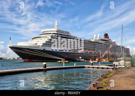 MV Queen Elizabeth at Tahiti Stock Photo - Alamy