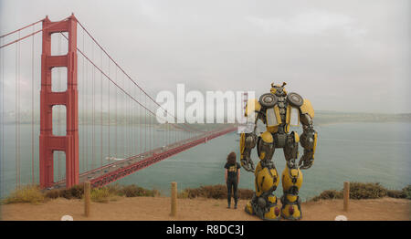 BUMBLEBEE, from left: Hailee Steinfeld, Bumblebee (voice: Dylan O'Brien ...