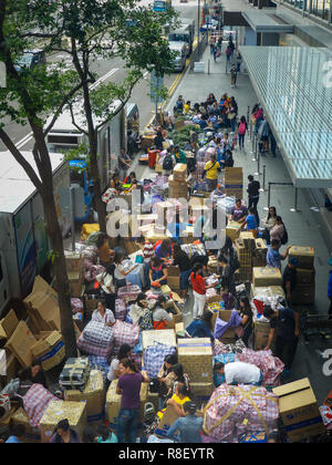 Hong Kong Filipino overseas workers prepare balikbayan boxes in Central ...