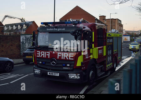 LFB Mercedes Atego fire engine responding to and emergency call in ...