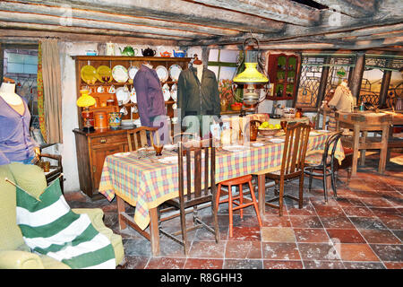 The Weasley Family Kitchen at the Harry Potter Studios at Leavesden ...