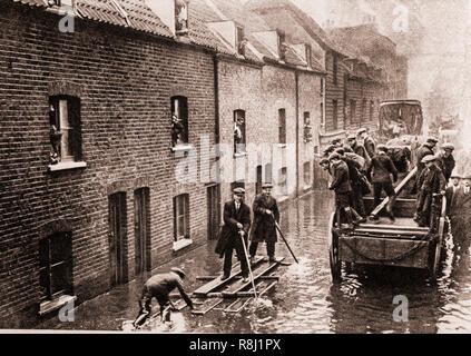 Flooded London streets 1928 Stock Photo - Alamy