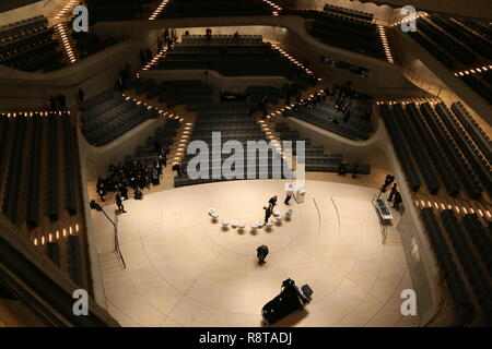 Elbphilharmonie Blick auf die Bühne und die hinteren Ränge Stock Photo ...