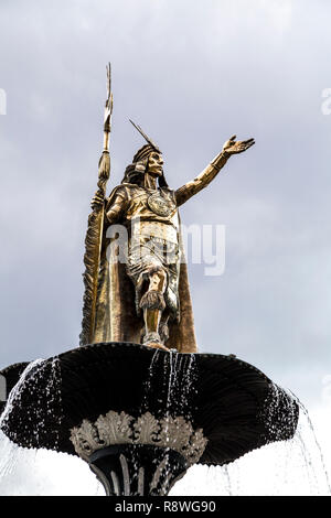Golden statue of Pachacuti, Inca leader, in the Plaza de Armas, Main ...