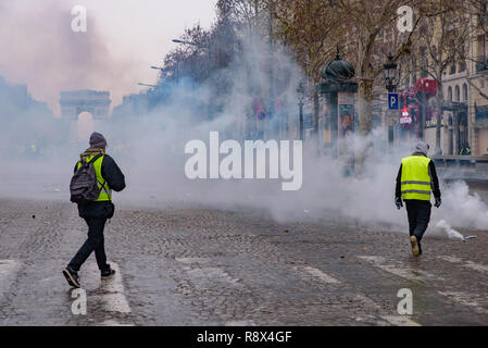 Riot police fire tear gas during clashes with anti-government ...
