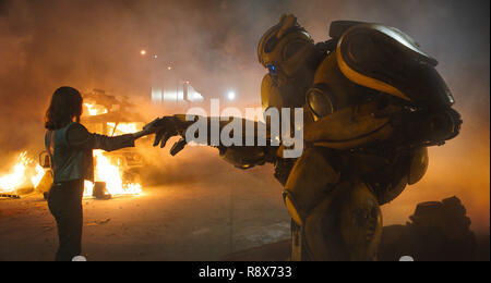 BUMBLEBEE, from left: Hailee Steinfeld, Bumblebee (voice: Dylan O'Brien ...