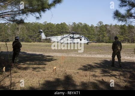 Royal Marines fast roping from a British Royal Navy Merlin HC3 ...