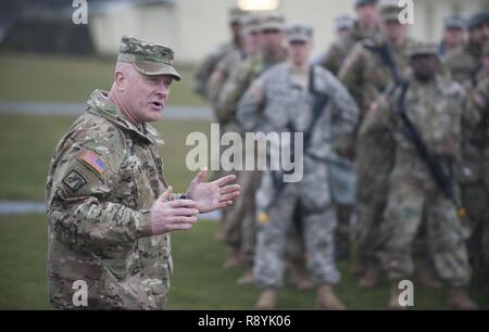 Members of the 212th Combat Support Hospital (CSH) build a fully ...