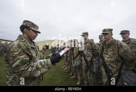 Members of the 212th Combat Support Hospital (CSH) build a fully ...