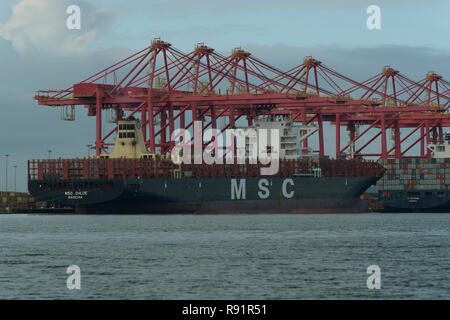 vessel offloading containers at durban harbour, south africa Stock ...