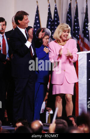 Nov. 03, 1992 - AL GORE WITH WIFE TIPPER GORE AKA Mary Elizabeth ...