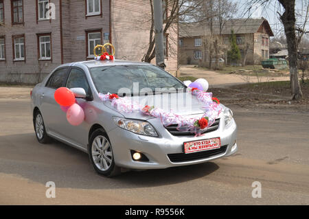 Kovrov, Russia. 21 April 2012. Wedding car leaves the courtyard of the ...