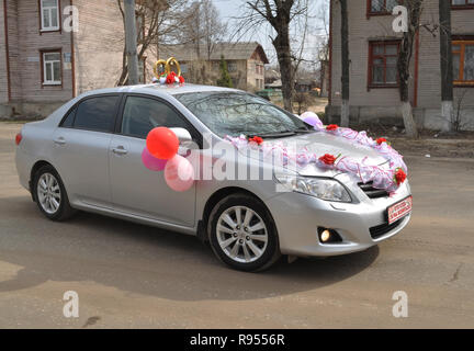 Kovrov, Russia. 21 April 2012. Wedding car leaves the courtyard of the ...