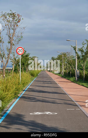 SPEED LIMIT SIGN FOR CYCLE PATH AND PEDESTRIAN WALKWAY ON SOUTHBANK ...